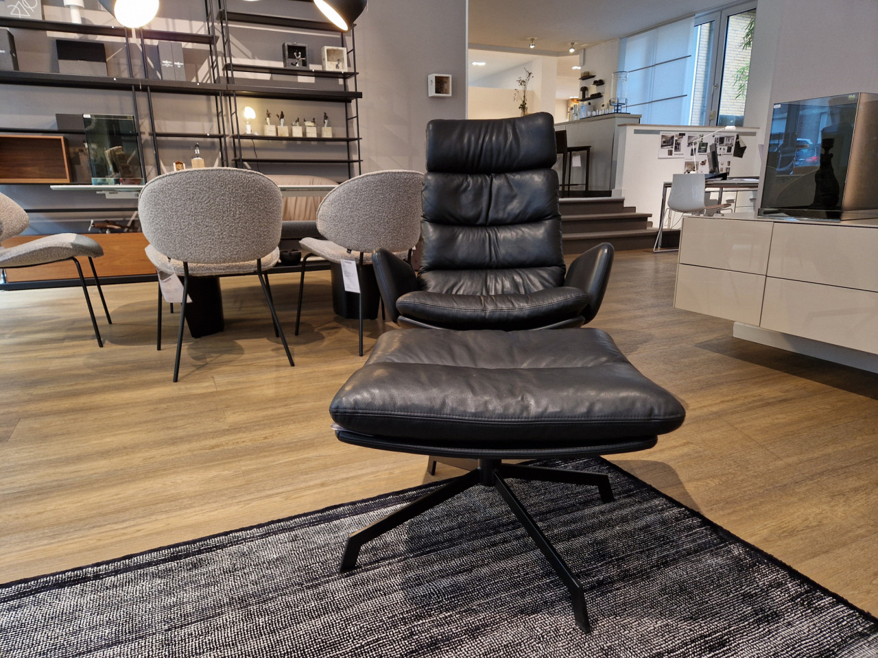 Sessel und Hocker Arva Lounge von KFF in schwarz | Designermöbel Aachen