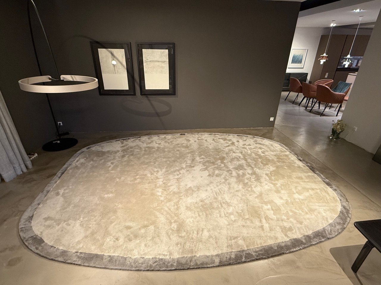 Teppich Dibbets Frame Tonneau von MINOTTI | Designermöbel Friesenheim