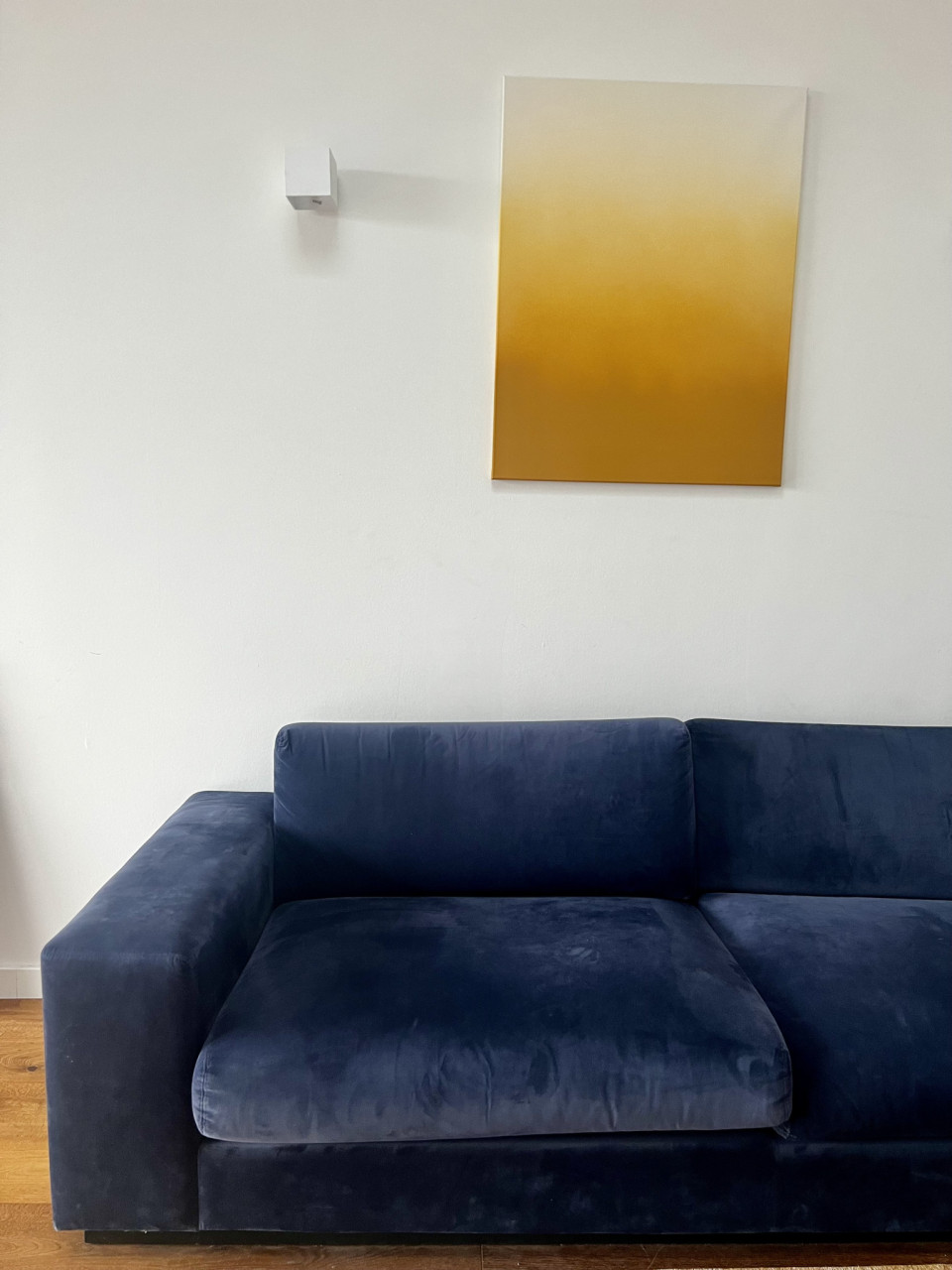 Bolia Sepia 3- Sitzer Sofa und Hocker dunkelblau | Designermöbel Berlin
