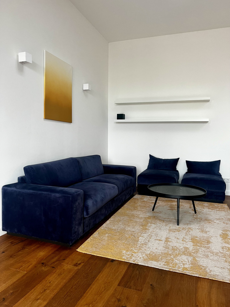 Bolia Sepia 3- Sitzer Sofa und Hocker dunkelblau | Designermöbel Berlin