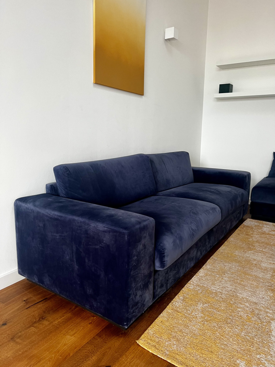 Bolia Sepia 3- Sitzer Sofa und Hocker dunkelblau | Designermöbel Berlin